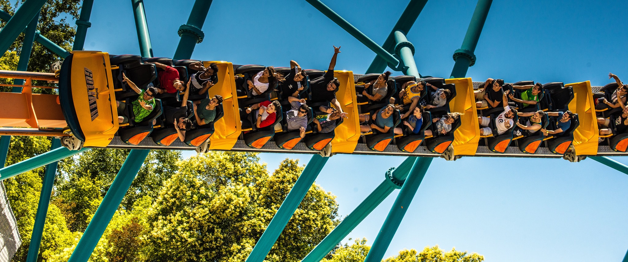 פארק השעשועים ההר הקסום בארה"ב - Magic Mountain - טיולי משפחות - פאמיליטור